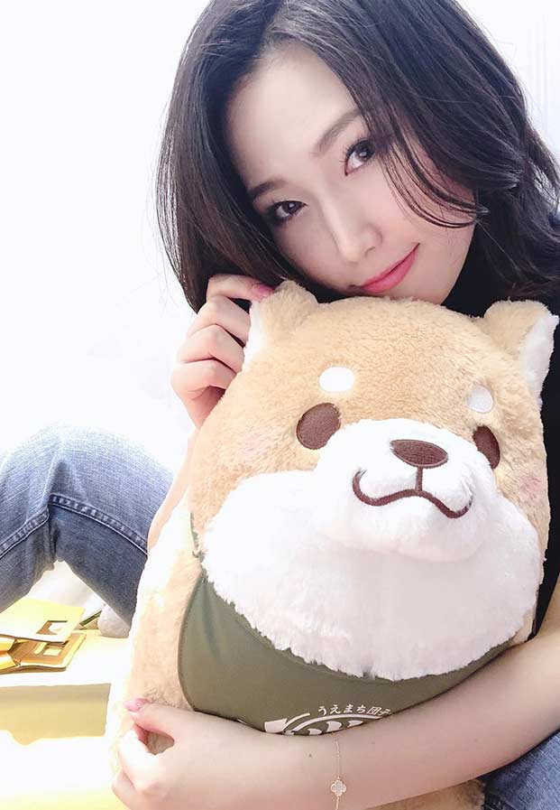 Ai Sayama นางเอก AV สาวสวย เสียงหวาน ร้องจนหลง