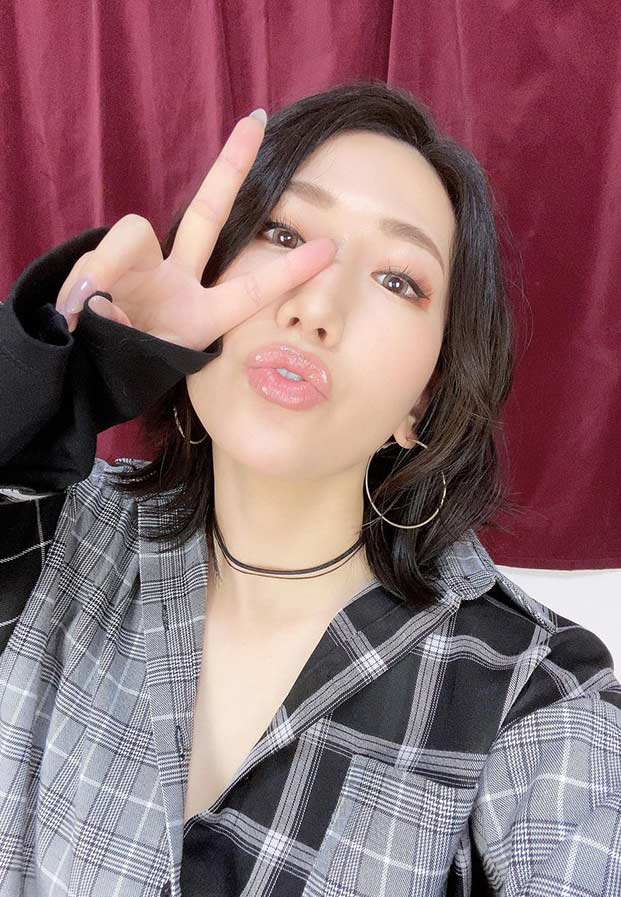 Ai Sayama นางเอก AV สาวสวย เสียงหวาน ร้องจนหลง